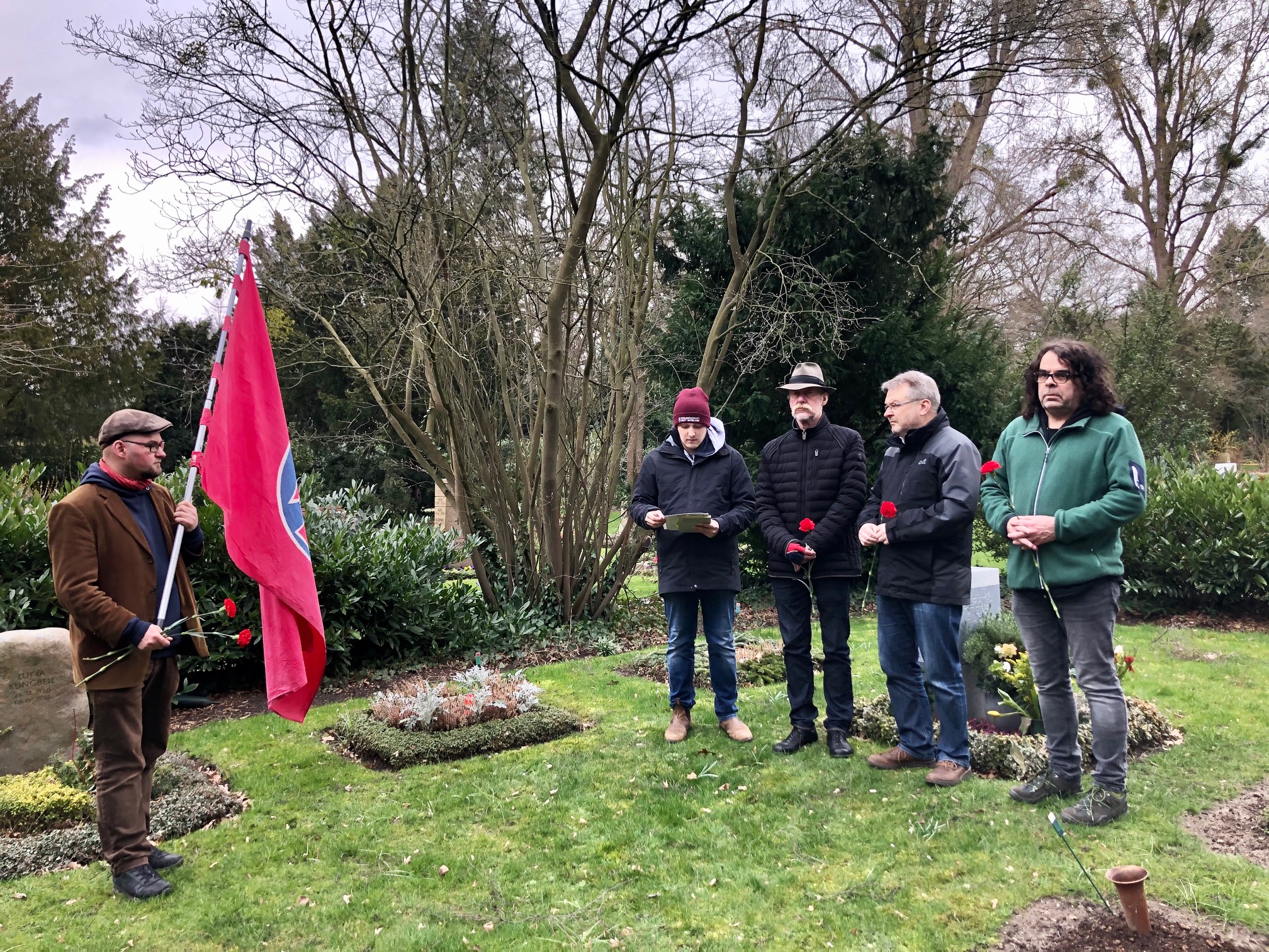 Rote Nelken für Orli Wald – Die Falken Hannover. Sozialistische Jugend ...